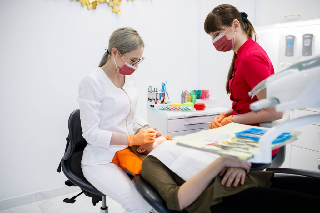 Paradontoza – przyczyny, objawy, leczenie i diagnostyka - Dental4You ...